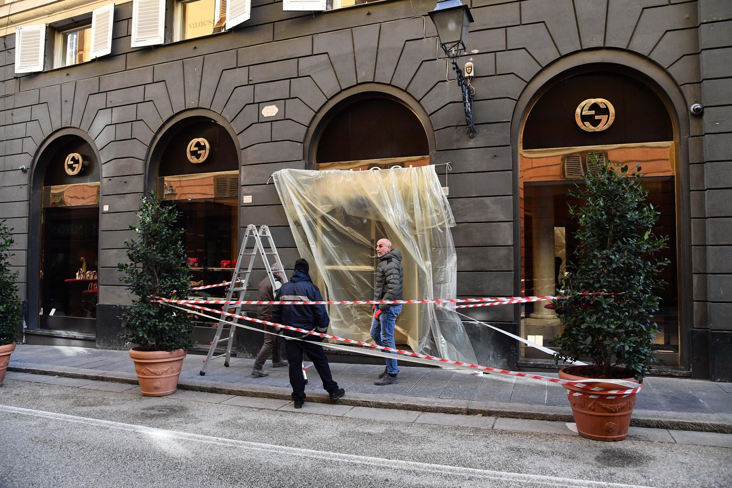 Furto da mezzo milione alla Nicol Preziosi